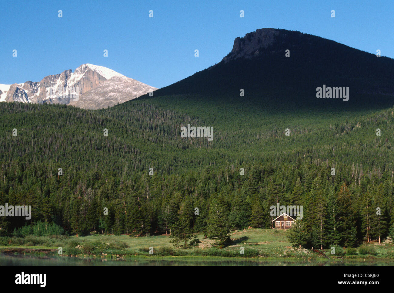 Cabin at base of mountain hi-res stock photography and images - Alamy