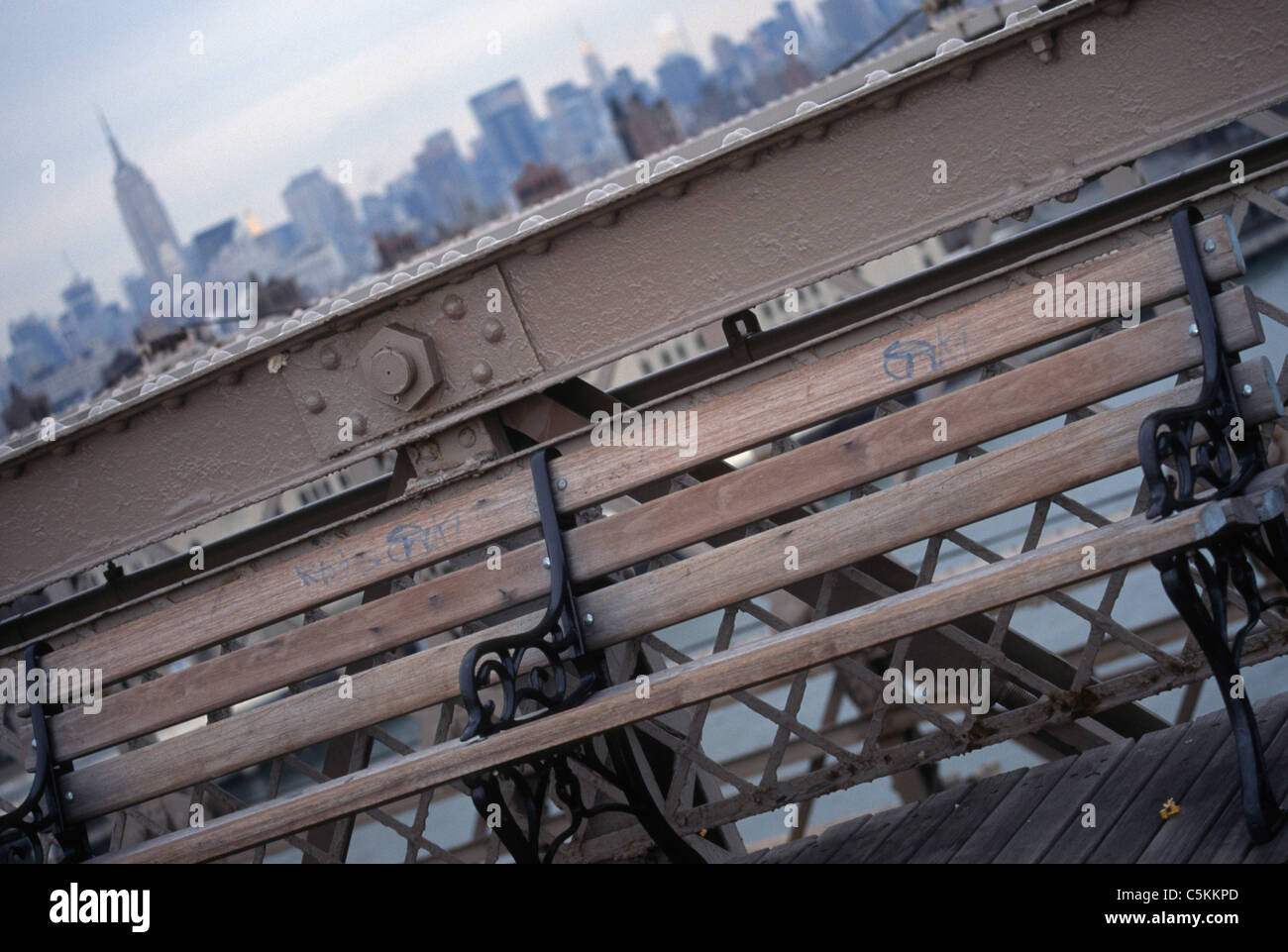 New york city bridge bench hi-res stock photography and images - Alamy