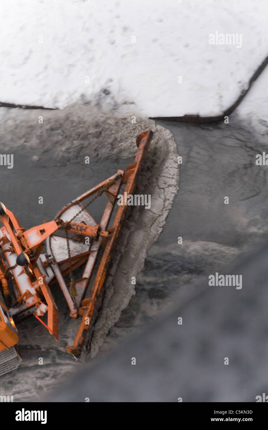 Snow sanding truck hi-res stock photography and images - Alamy