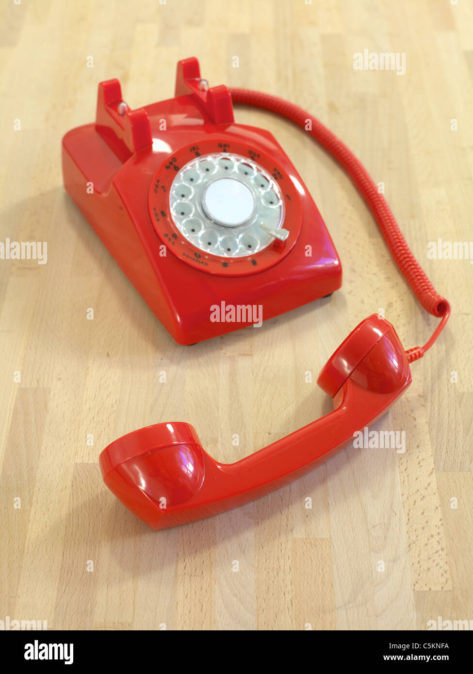 A vintage rotary telephone on a desk Stock Photo - Alamy