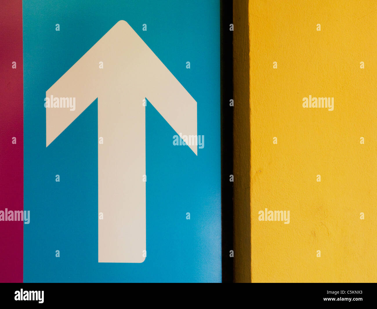Arrow pointing upwards hi-res stock photography and images - Alamy