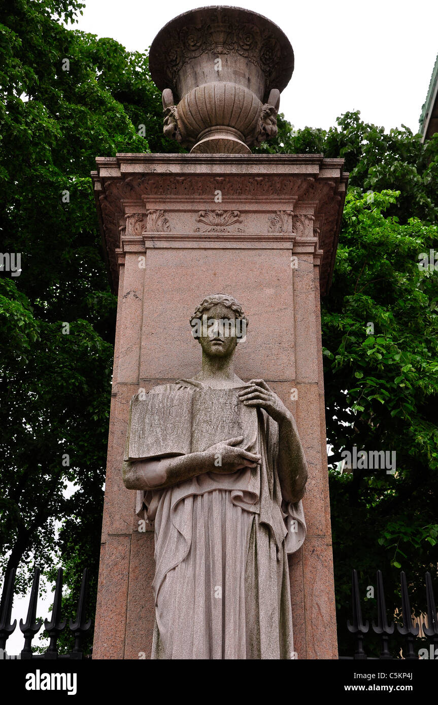 The woman statue in front of Columbia University Entrance, New York ...