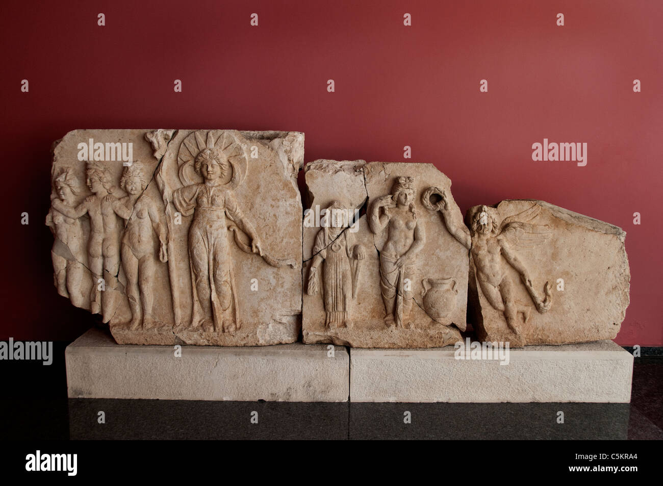 Roman three graces hi-res stock photography and images - Alamy