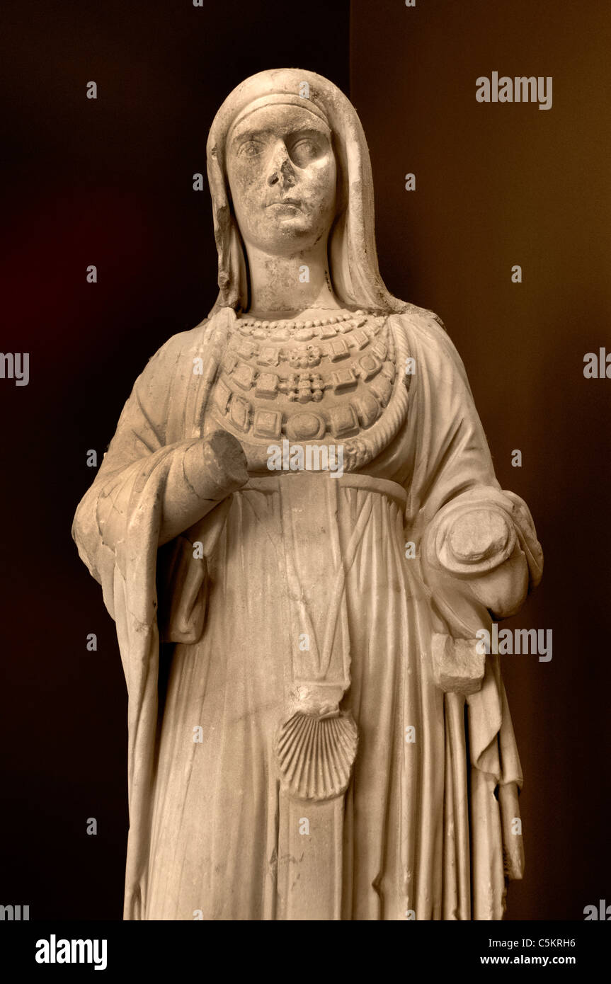 Roman priestess hi-res stock photography and images - Alamy