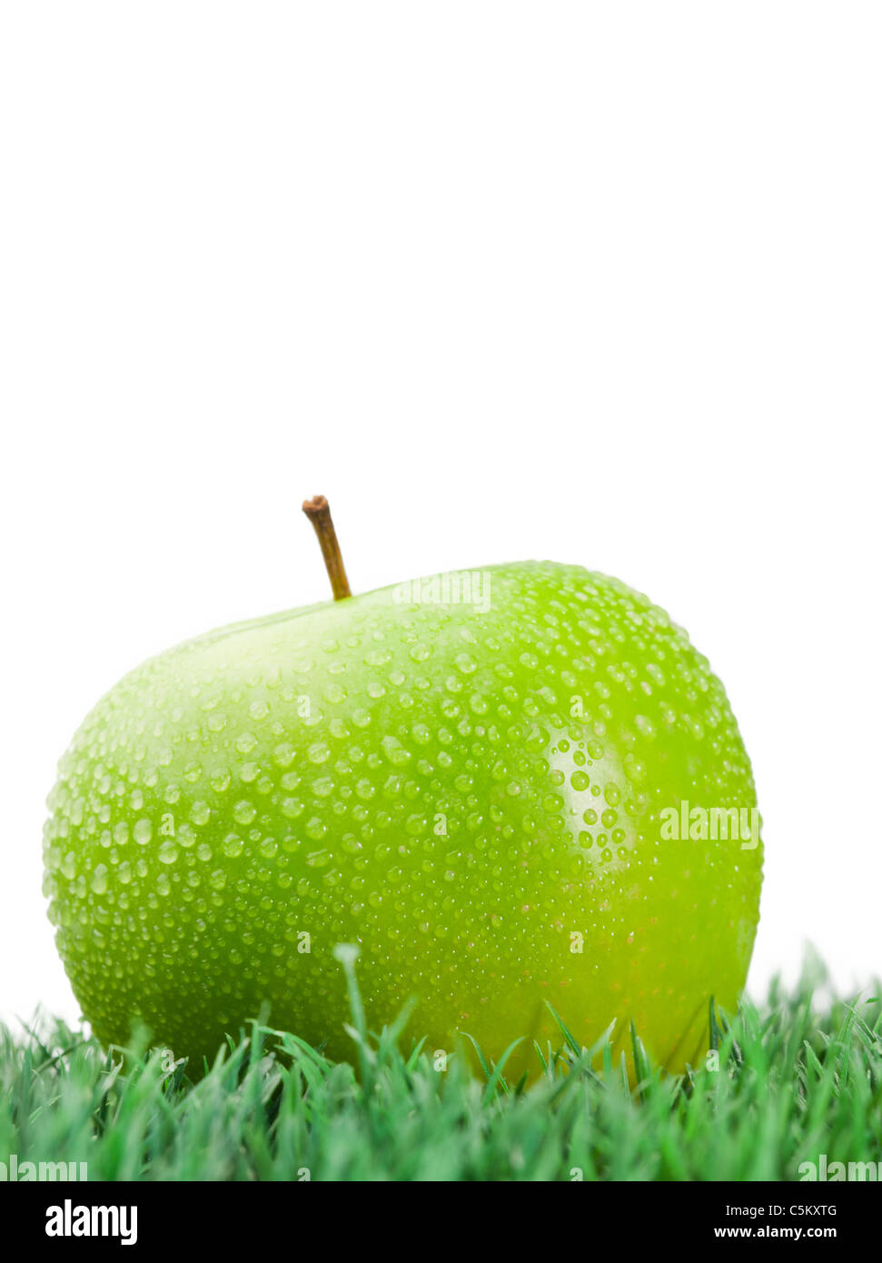 Wet green apple on grass Stock Photo - Alamy