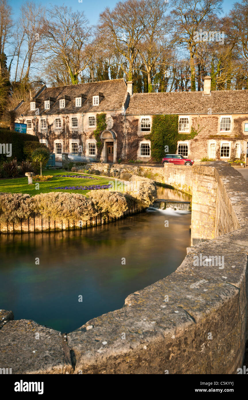 Swan Hotel and stone bridge, Bibury, Gloucestershire, Cotswolds, UK ...