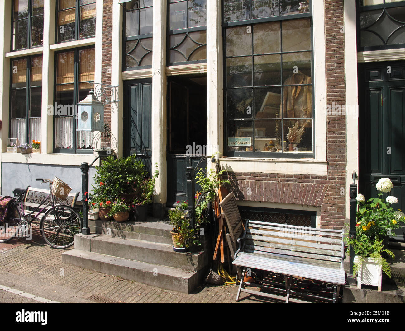 Elevated house entrance steps hi-res stock photography and images - Alamy