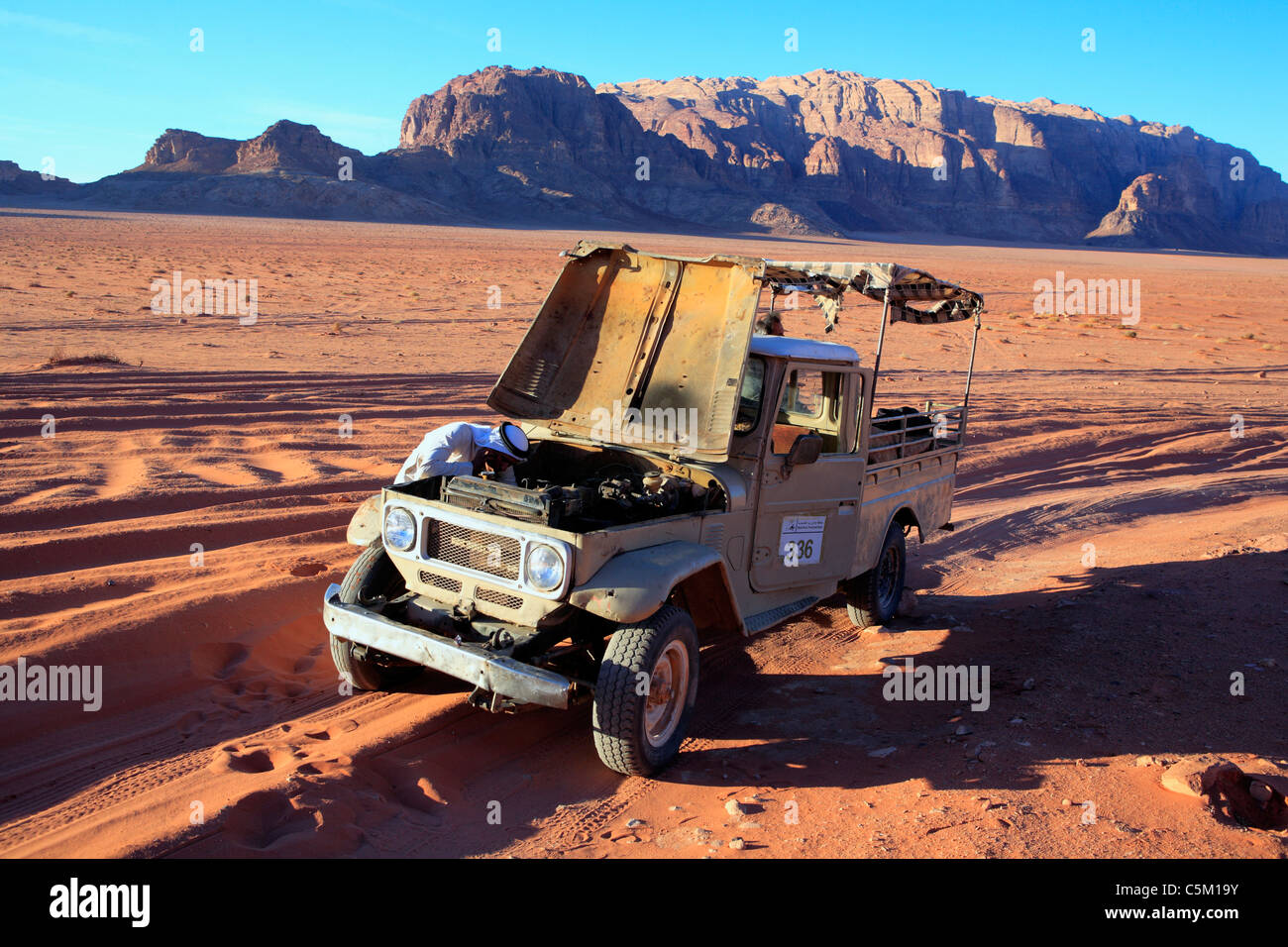 Car desert road middle east hi-res stock photography and images - Alamy