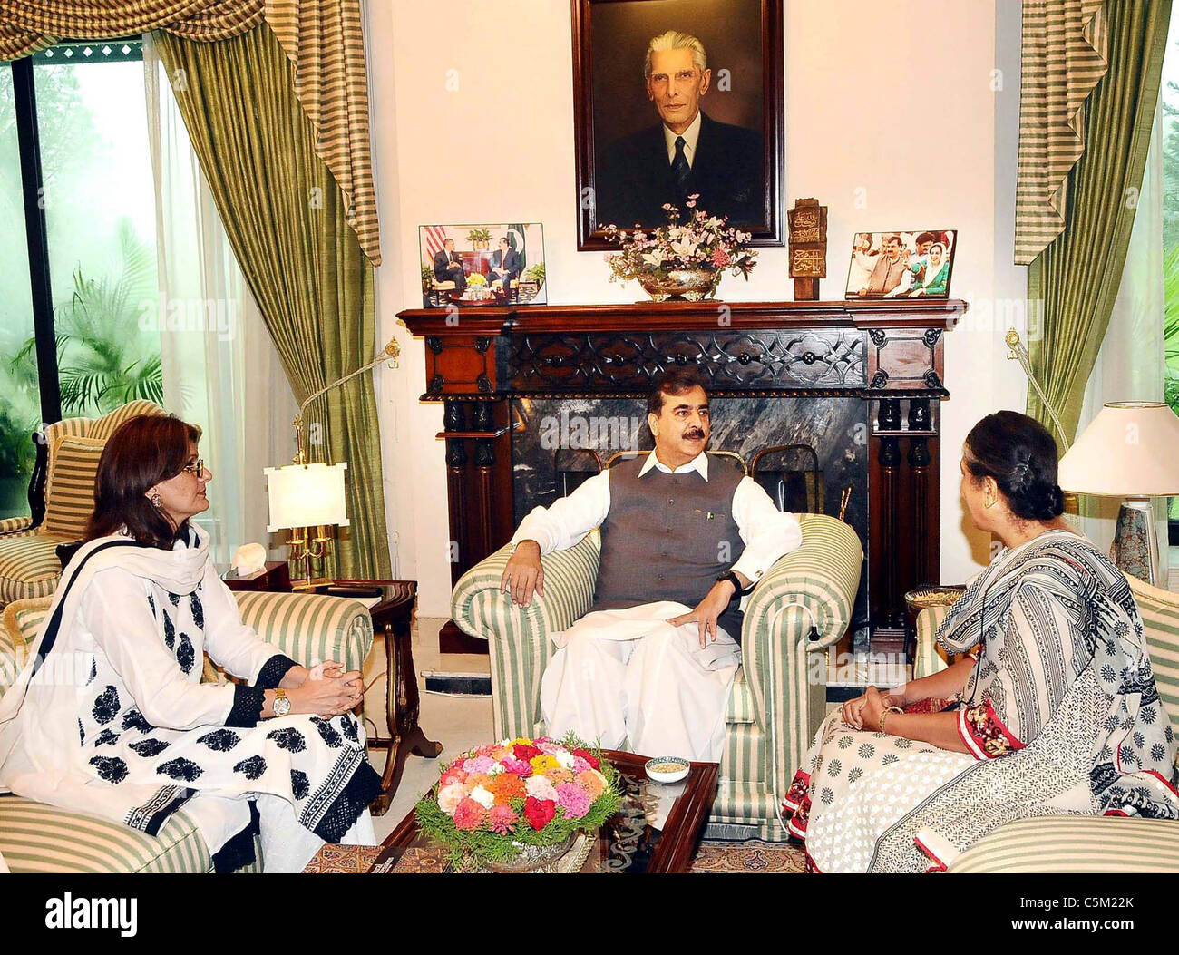 Syed yousuf raza gilani in meeting prof sajida haider vandal hi-res ...