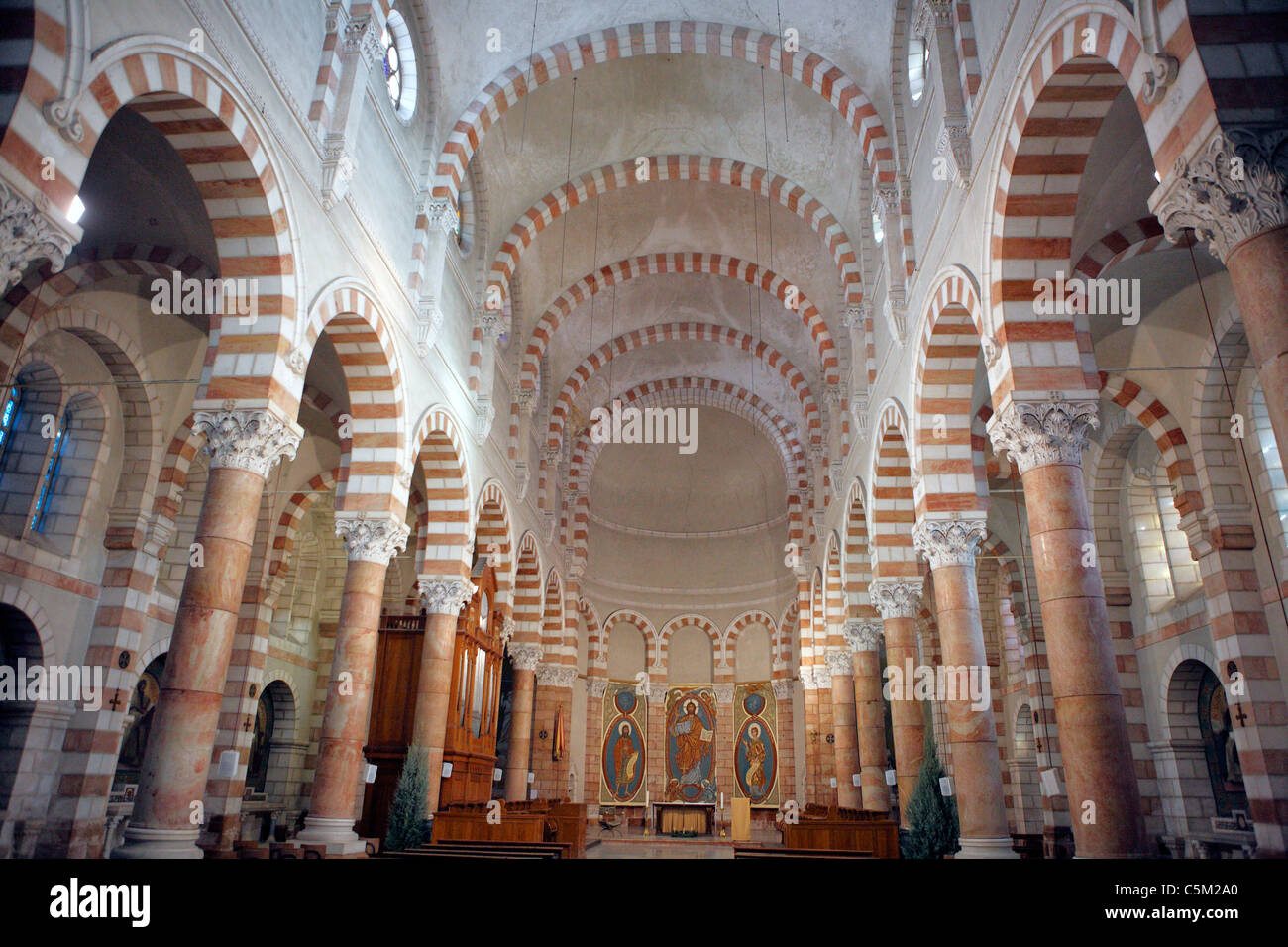 French church interior hi-res stock photography and images - Alamy
