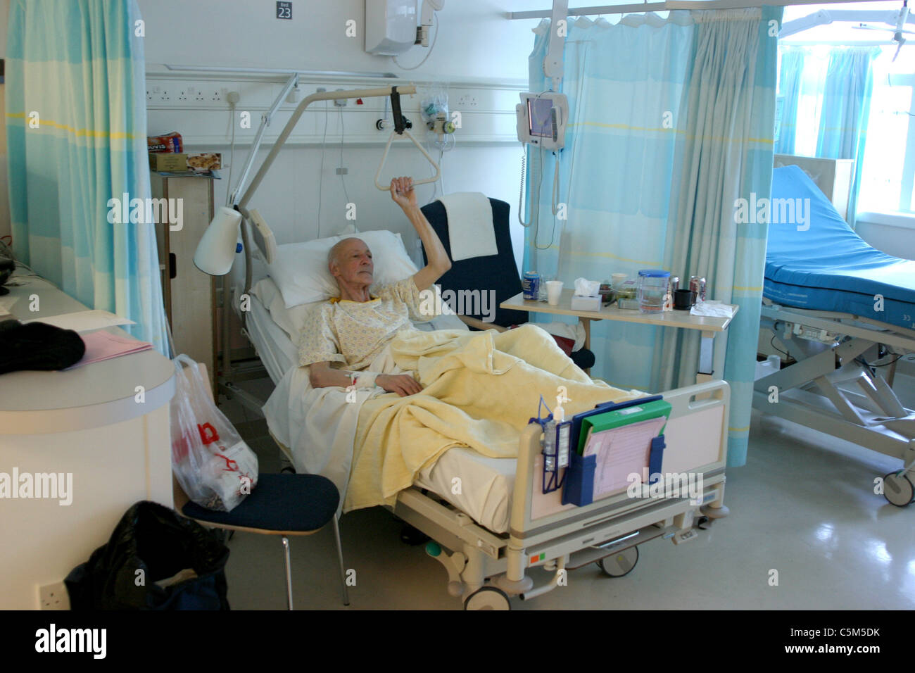 Nhs ward elderly hi-res stock photography and images - Alamy