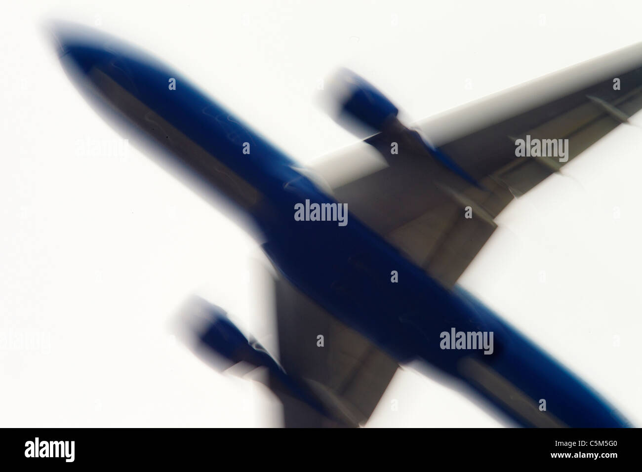 Planes in flight from below Stock Photo - Alamy