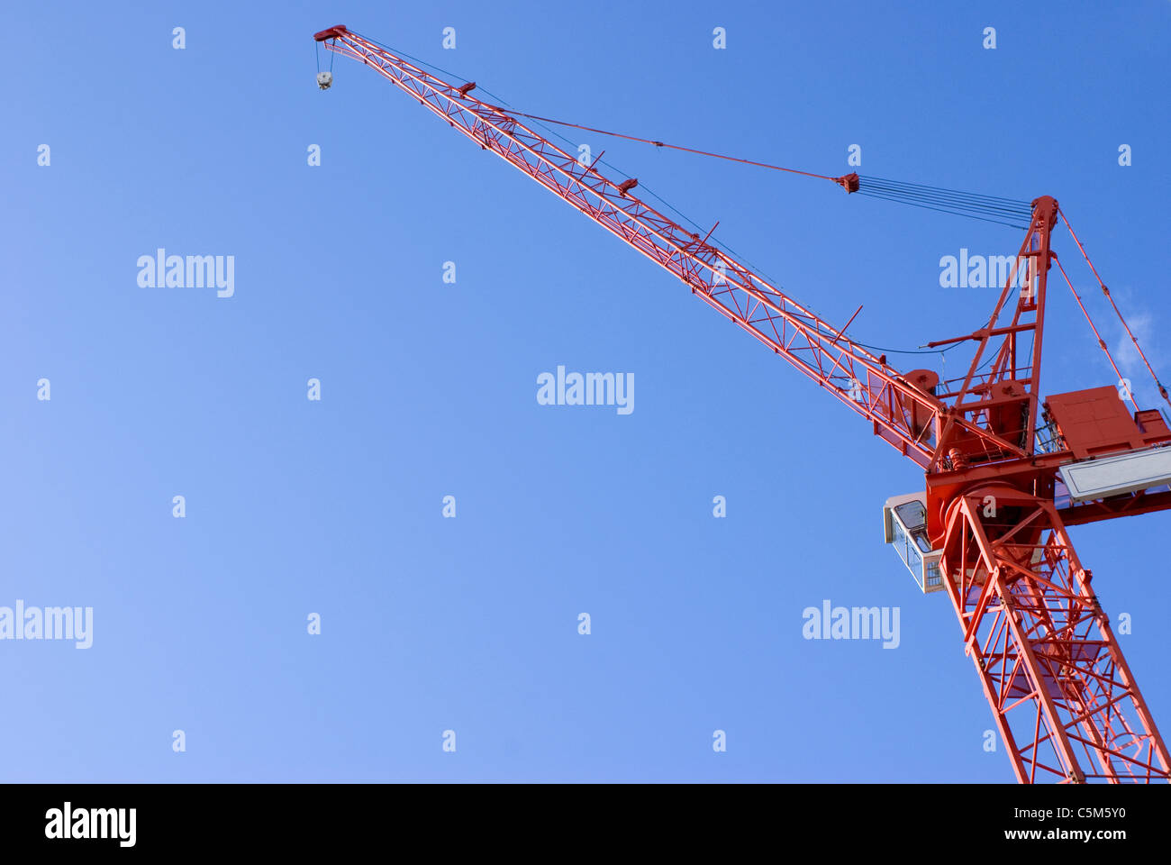 Red jib crane hi-res stock photography and images - Alamy
