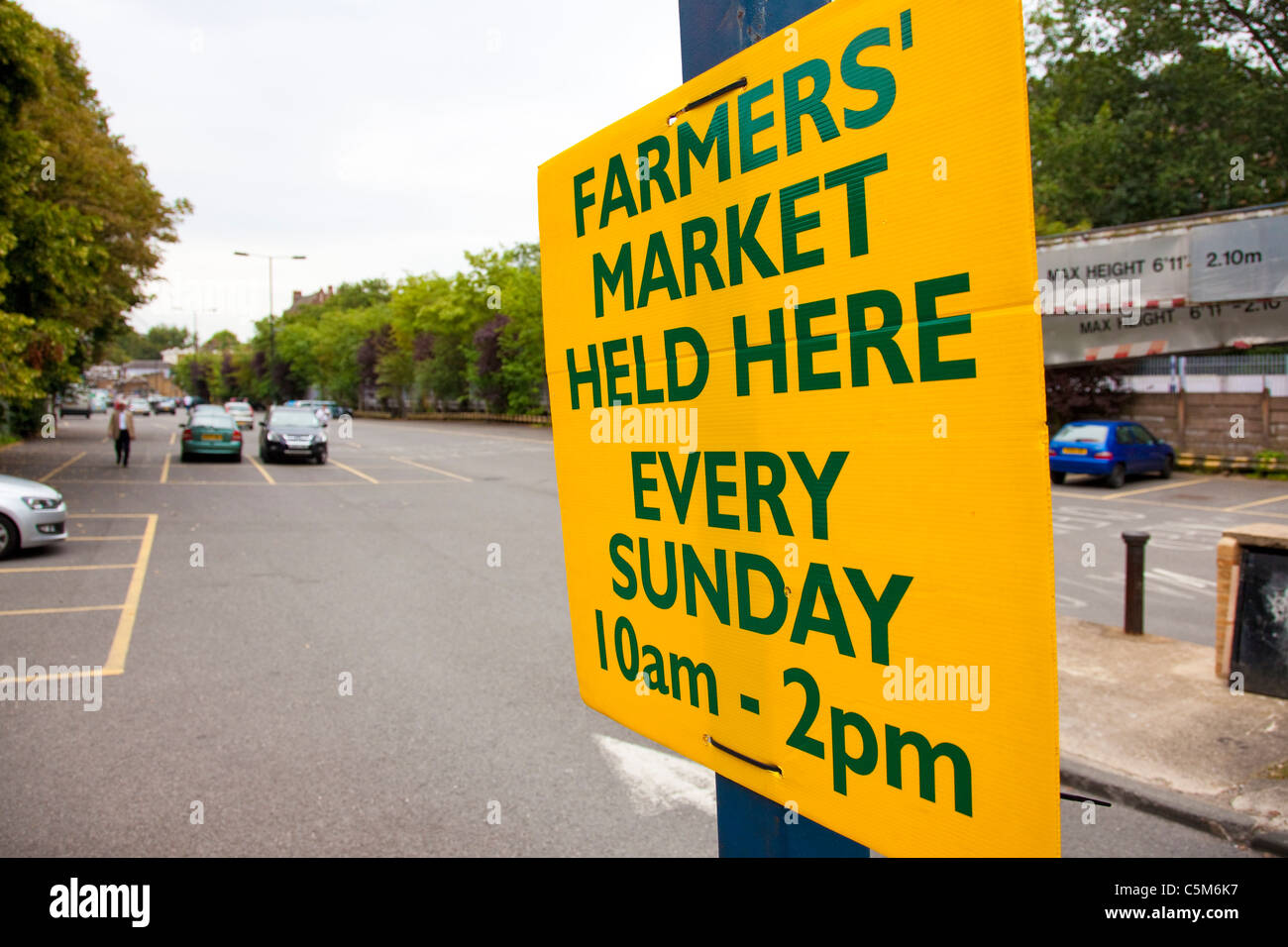 Sign, "Farmers' Market held here every Sunday", Blackheath Station car ...