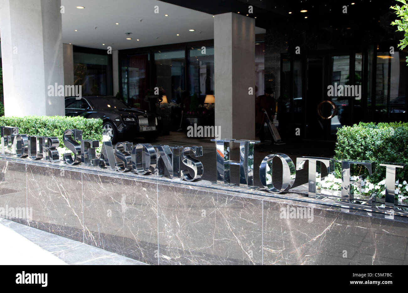 Four Seasons Hotel, Hamilton Place, Mayfair, London Stock Photo - Alamy