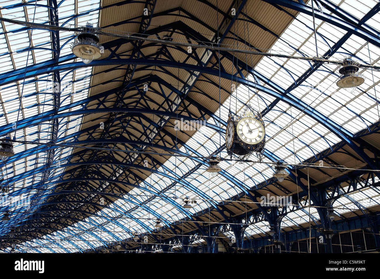 Brighton railway station roof Stock Photo - Alamy