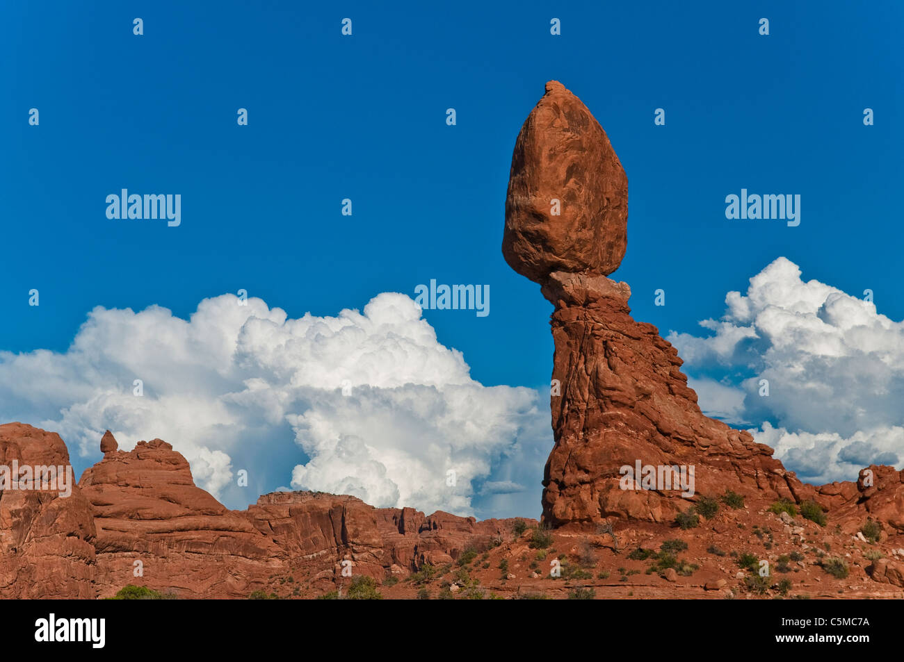 BALANCED ROCK, Arches National Park, Utah, USA Stock Photo - Alamy