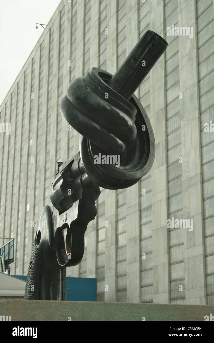 Knotted Gun Sculpture UN Building New york Stock Photo - Alamy