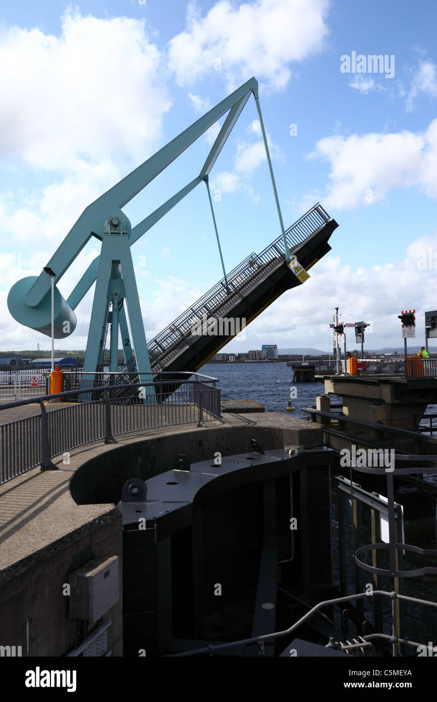Bascule bridge opening let boat hi-res stock photography and images - Alamy