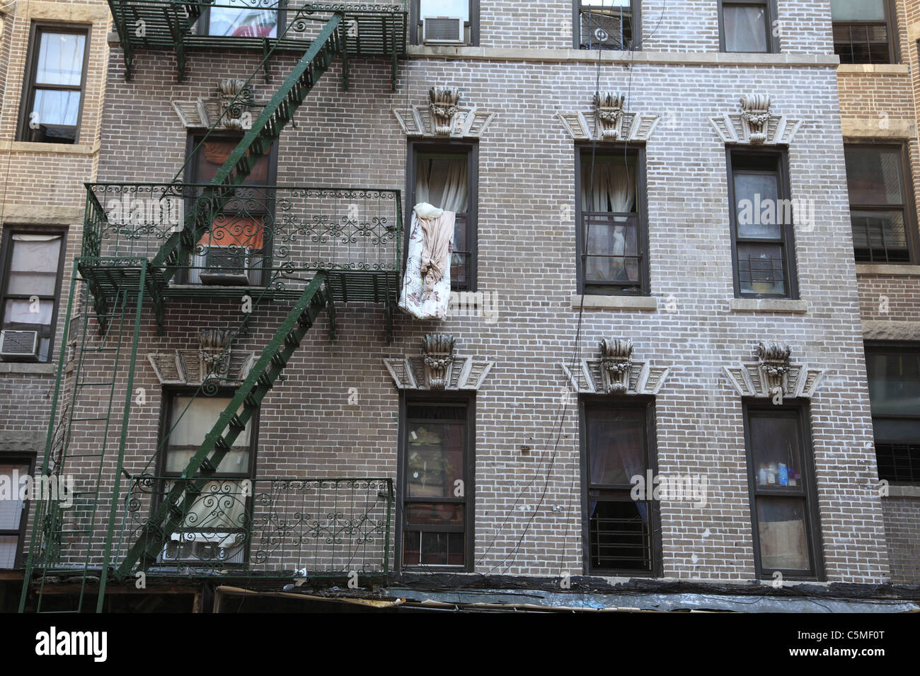 Tenement Building Stock Photos & Tenement Building Stock Images - Alamy