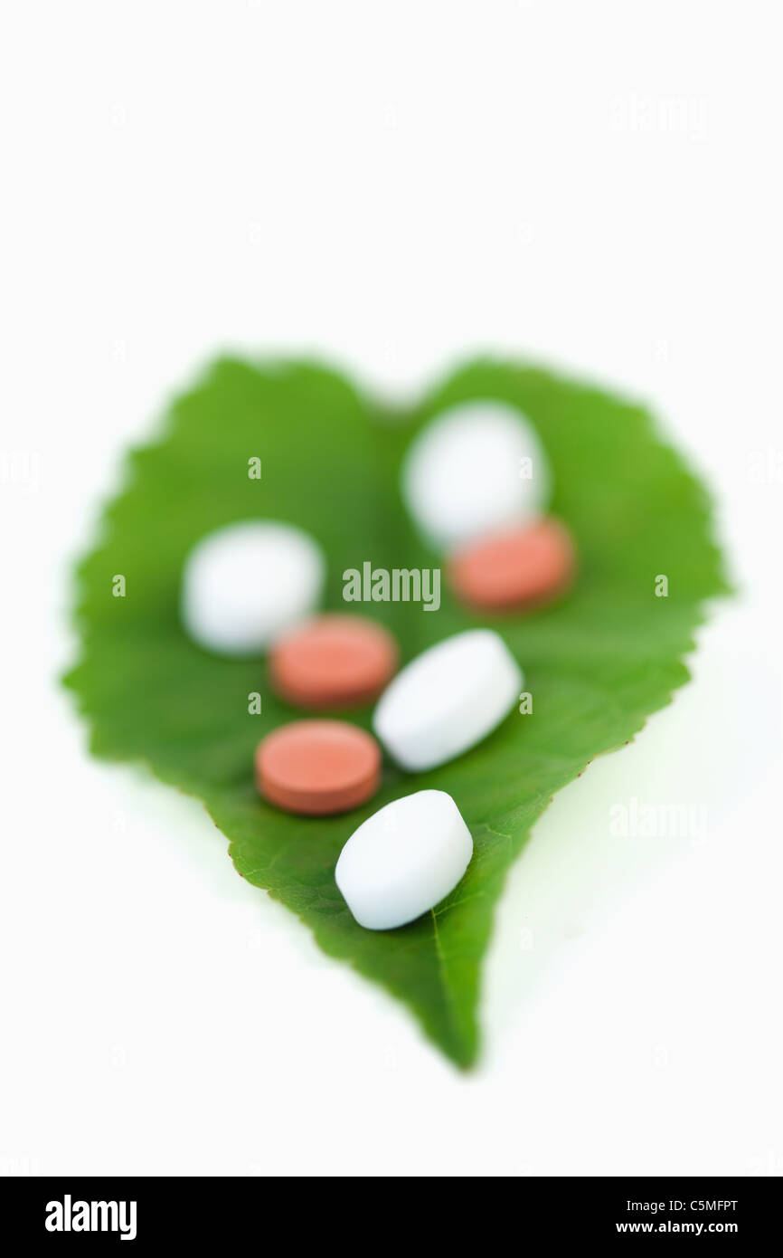 Pills on a leaf Stock Photo - Alamy