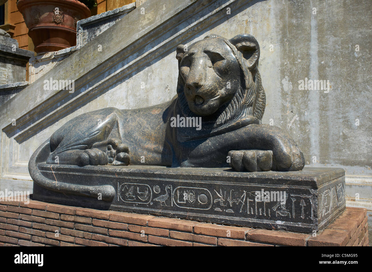 Egyptian lion hi-res stock photography and images - Alamy