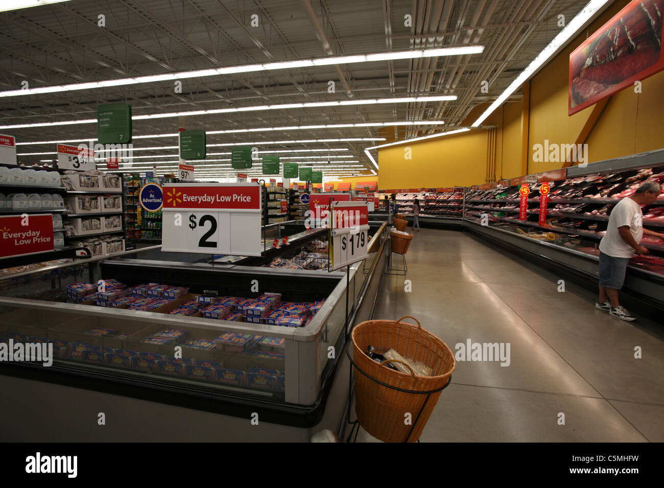 Walmart supercenter supercentre hi-res stock photography and images - Alamy
