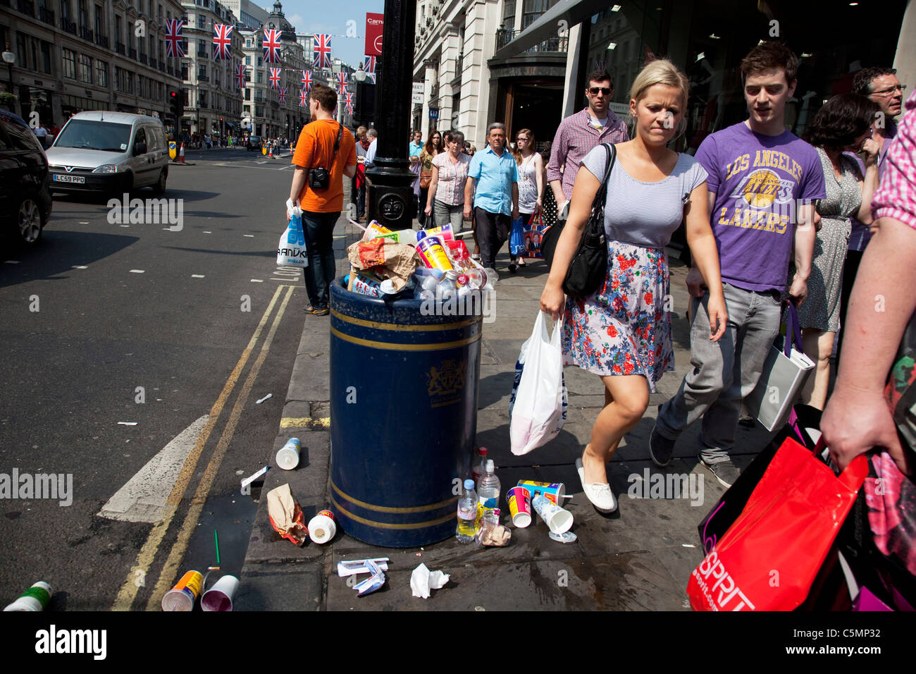 Litter on the street hi-res stock photography and images - Alamy