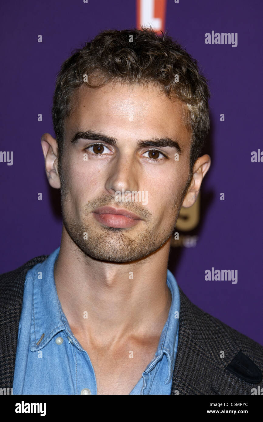 Theo James Tapete