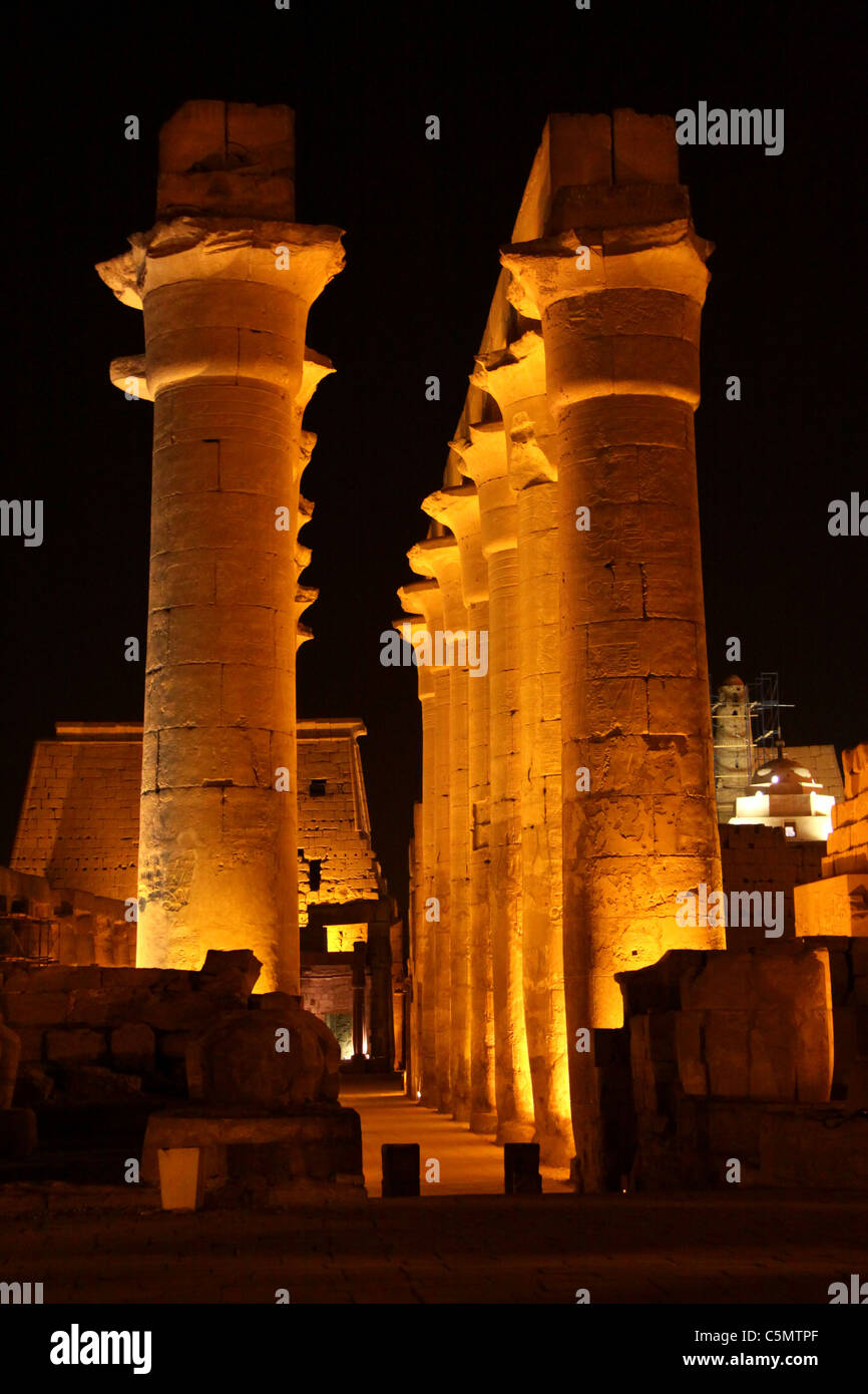 Tall ancient greek columns hi-res stock photography and images - Alamy