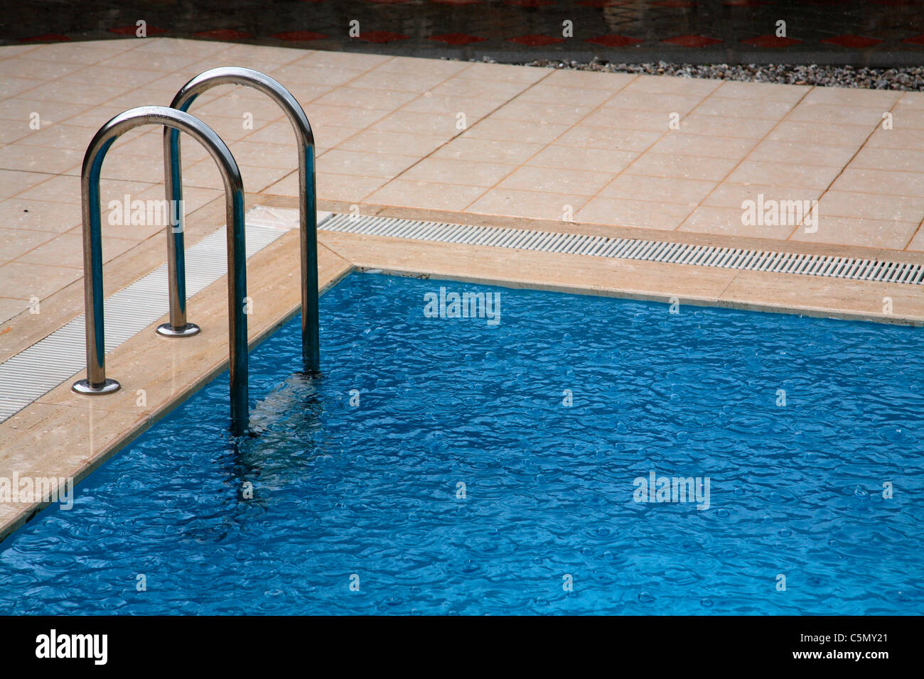 rain falling on pool Stock Photo - Alamy