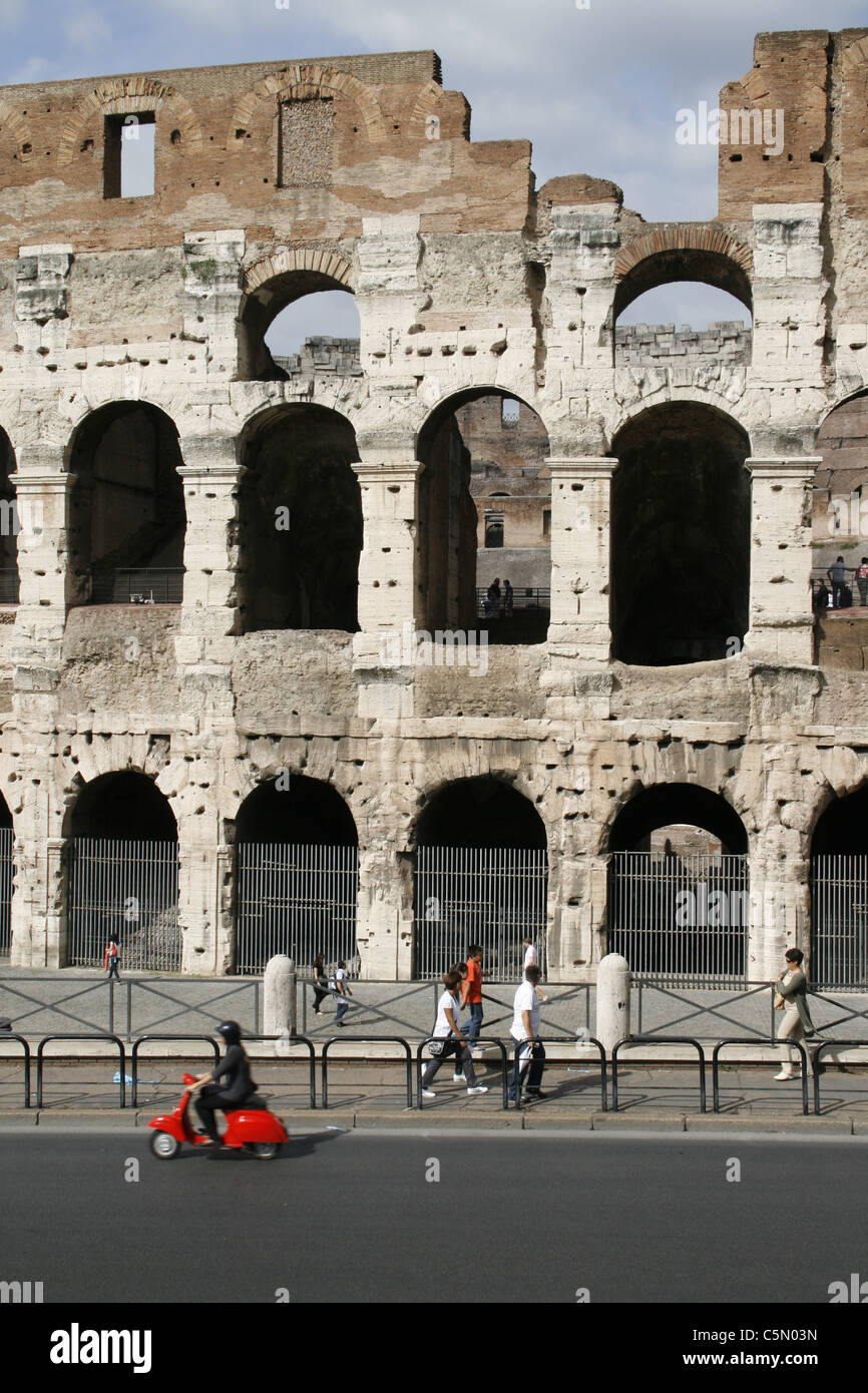 the colosseum amphitheatre wall facade, rome Stock Photo - Alamy