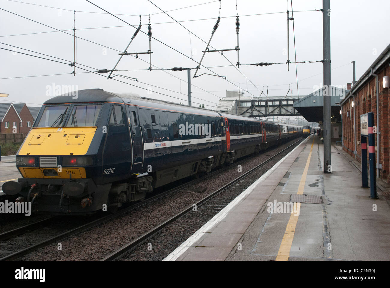 Grantham railway train station platform hi-res stock photography and ...