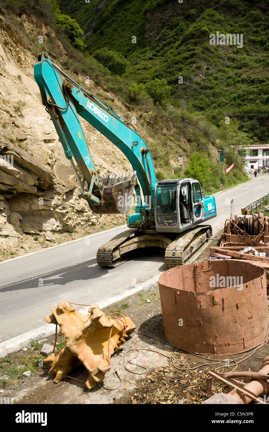 Kobelco road digger performs maintenance / repair / repairs / under ...