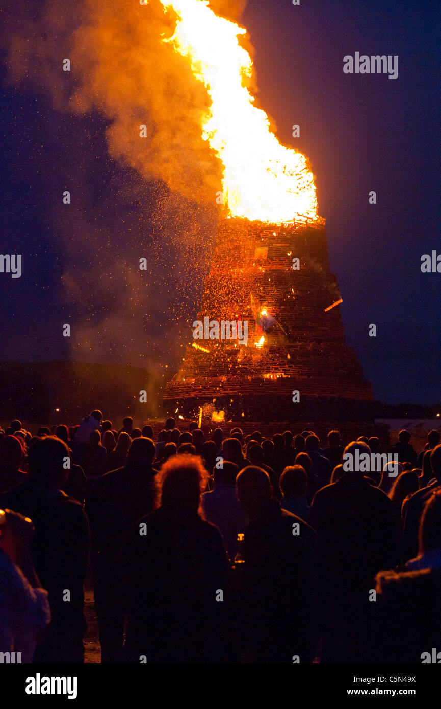 Fire bonfire silhouette hi-res stock photography and images - Alamy