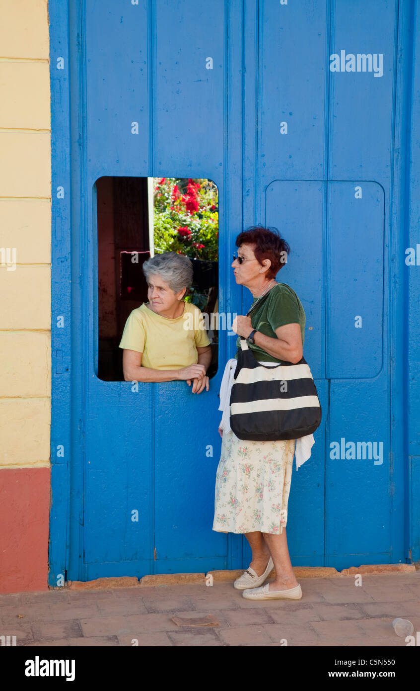 Cuban ladies talking hi-res stock photography and images - Alamy
