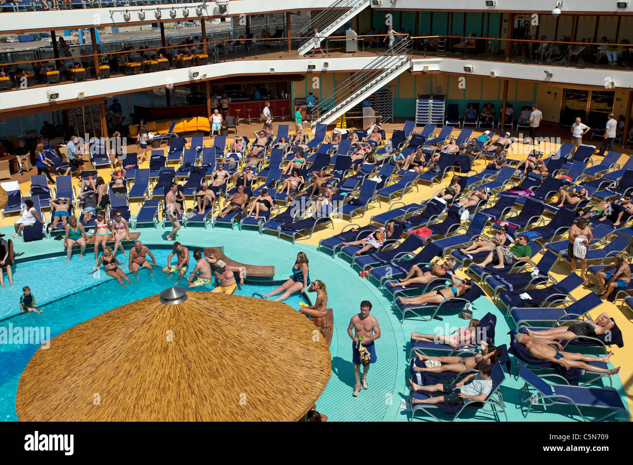 Family cruise ship pool fun hi-res stock photography and images - Alamy