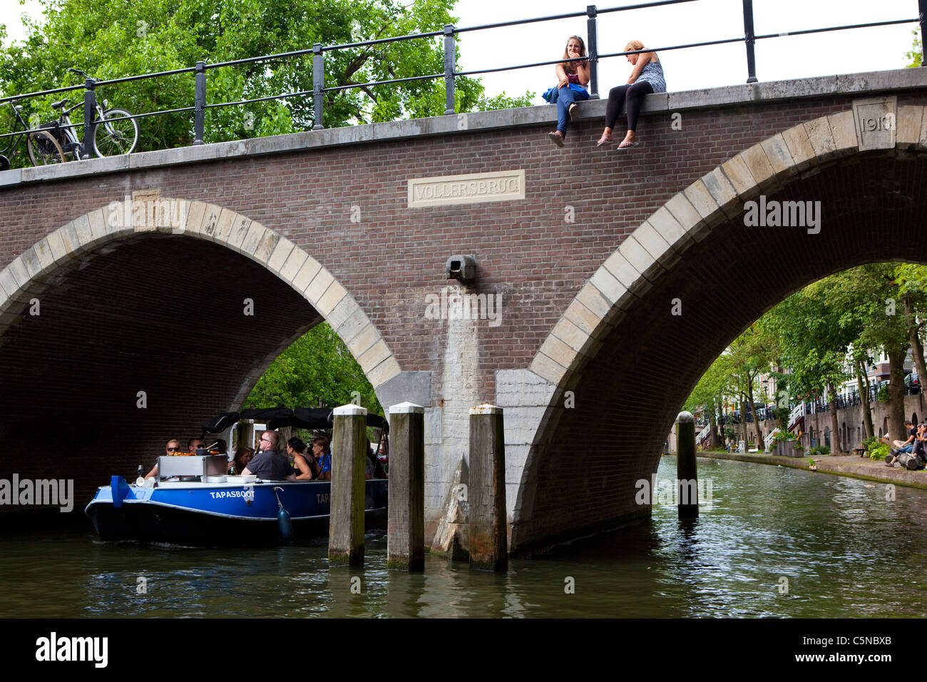 Boat passing under the Vollersbrug on the Oudegracht canal, Utrecht ...
