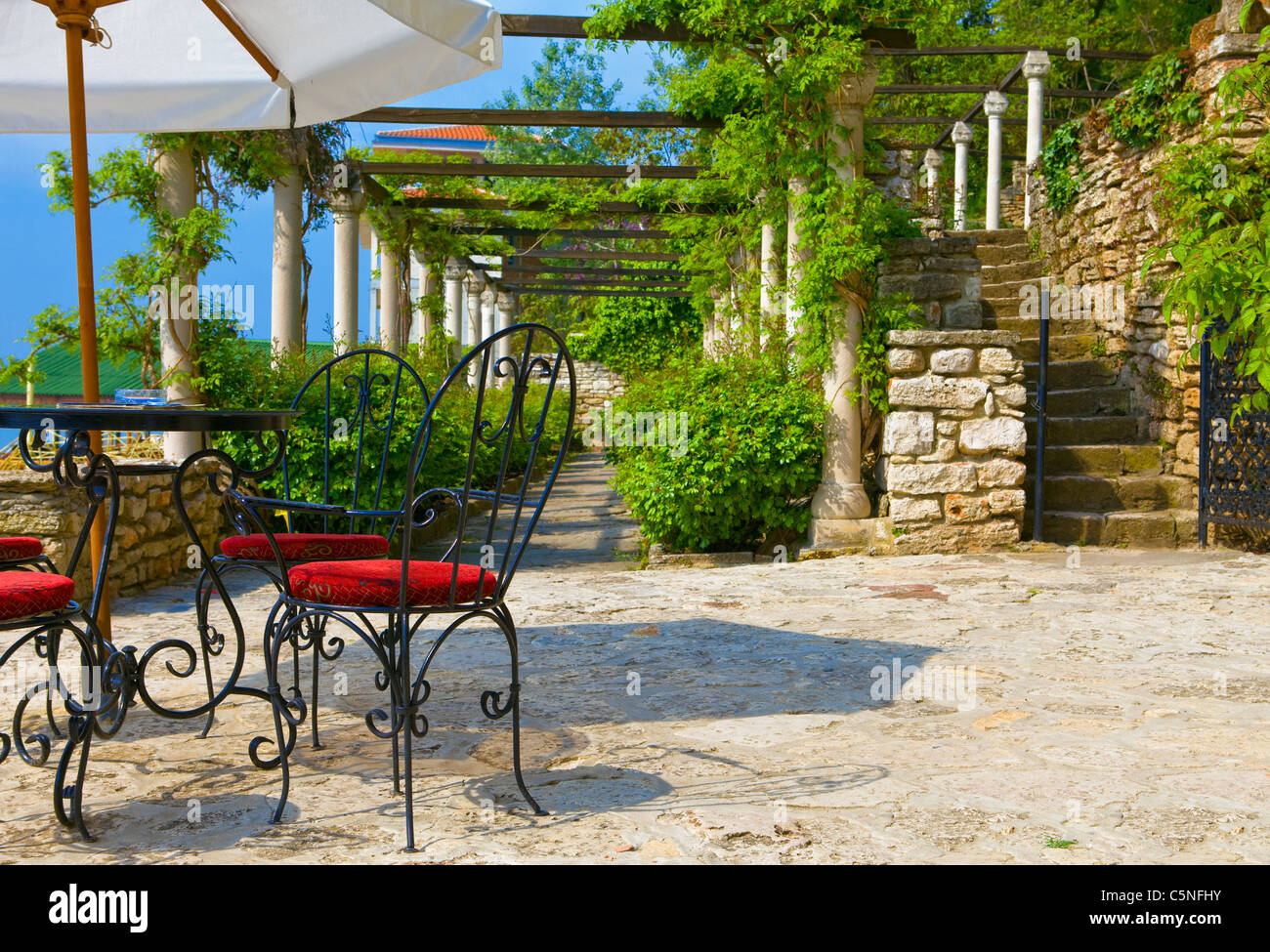 Cafe terrace garden hi-res stock photography and images - Alamy