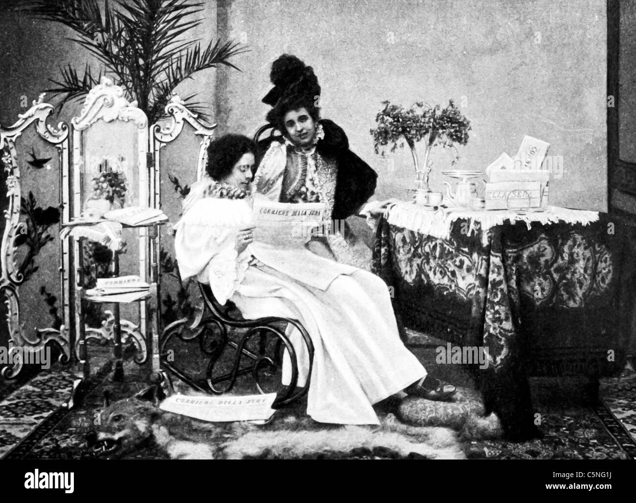 Two women reading the corriere della sera hi-res stock photography and images - Alamy