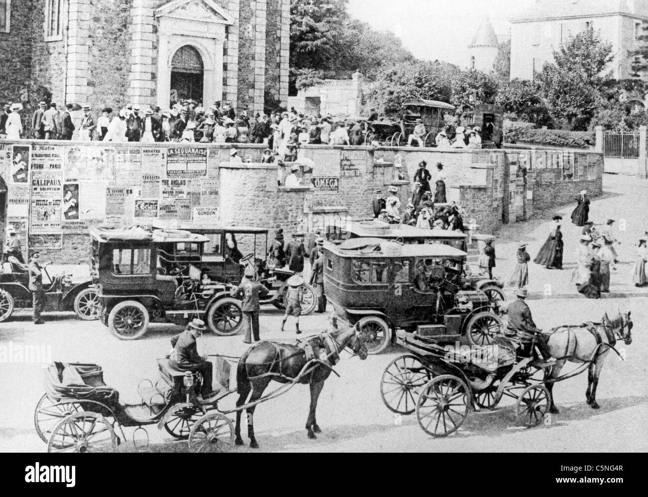 coaches and cars at the beginning of the century, Paris Stock Photo - Alamy