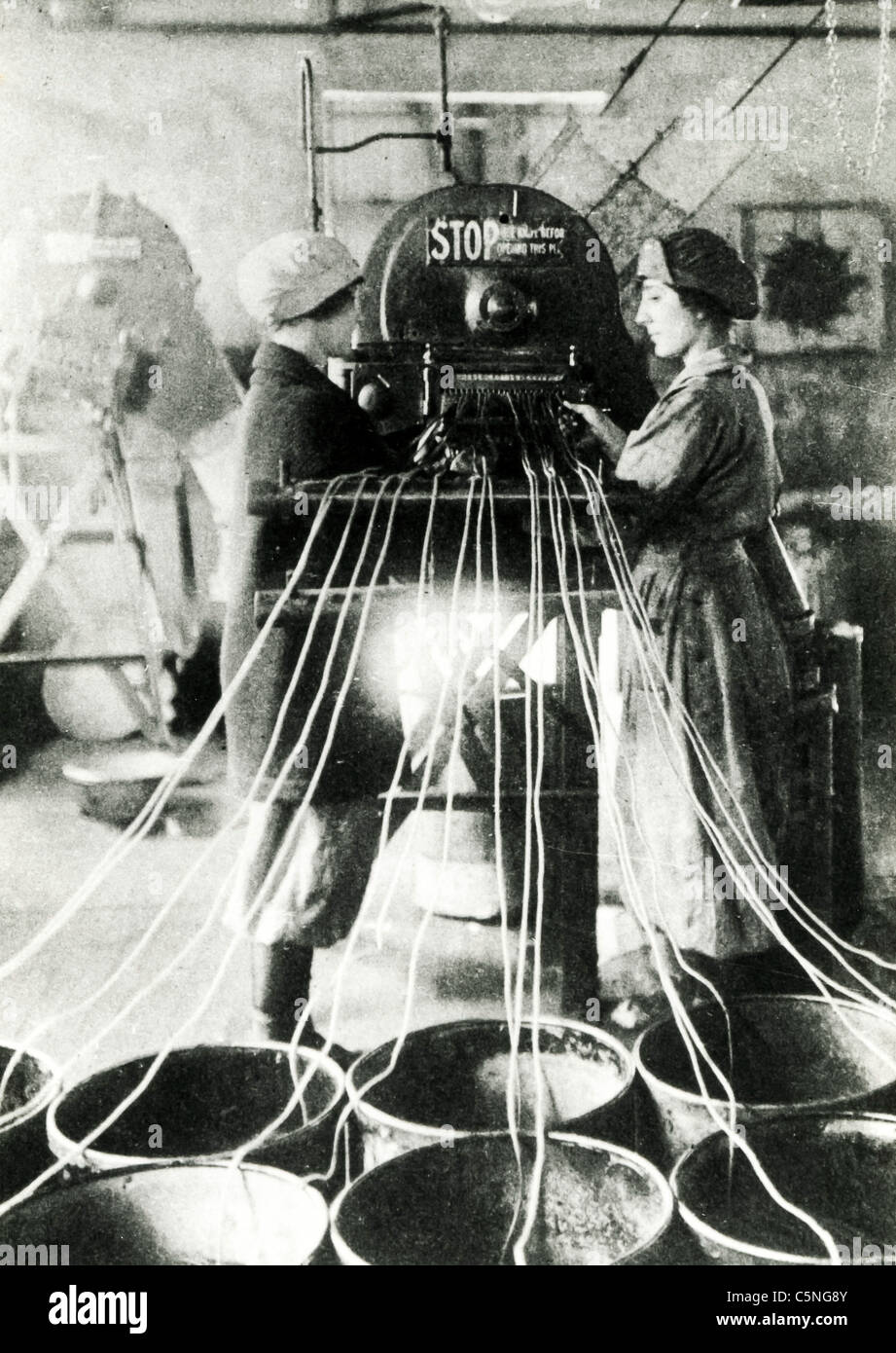 Factory workers 1900 hi-res stock photography and images - Alamy