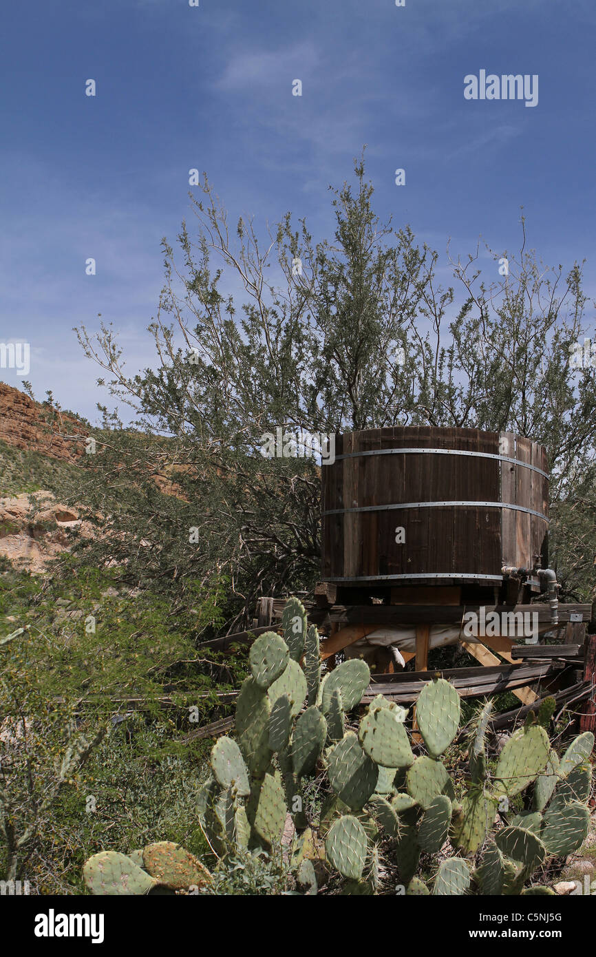 Desert tank hi-res stock photography and images - Alamy