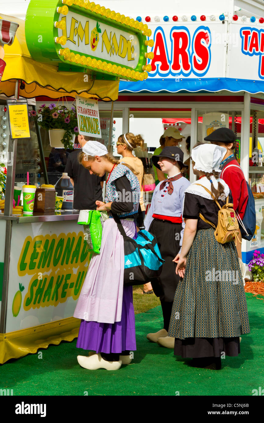 Dutch traditional dress hi-res stock photography and images - Alamy