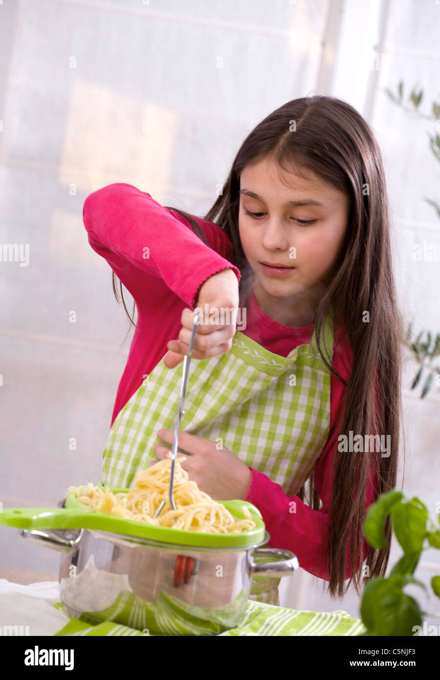 Girl serving freshly cooked spaghetti Stock Photo - Alamy