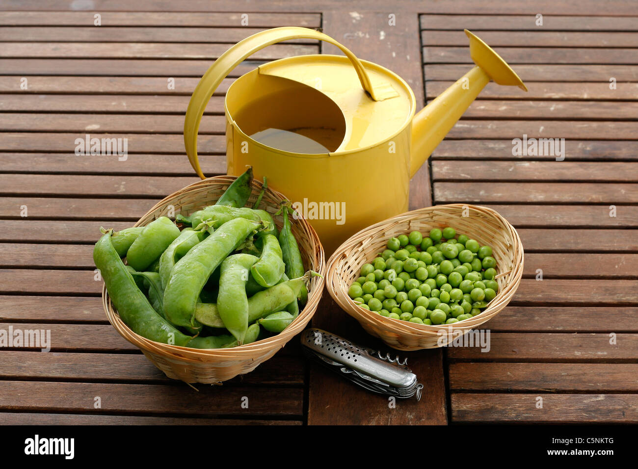 Fresh green peas pea hi-res stock photography and images - Alamy