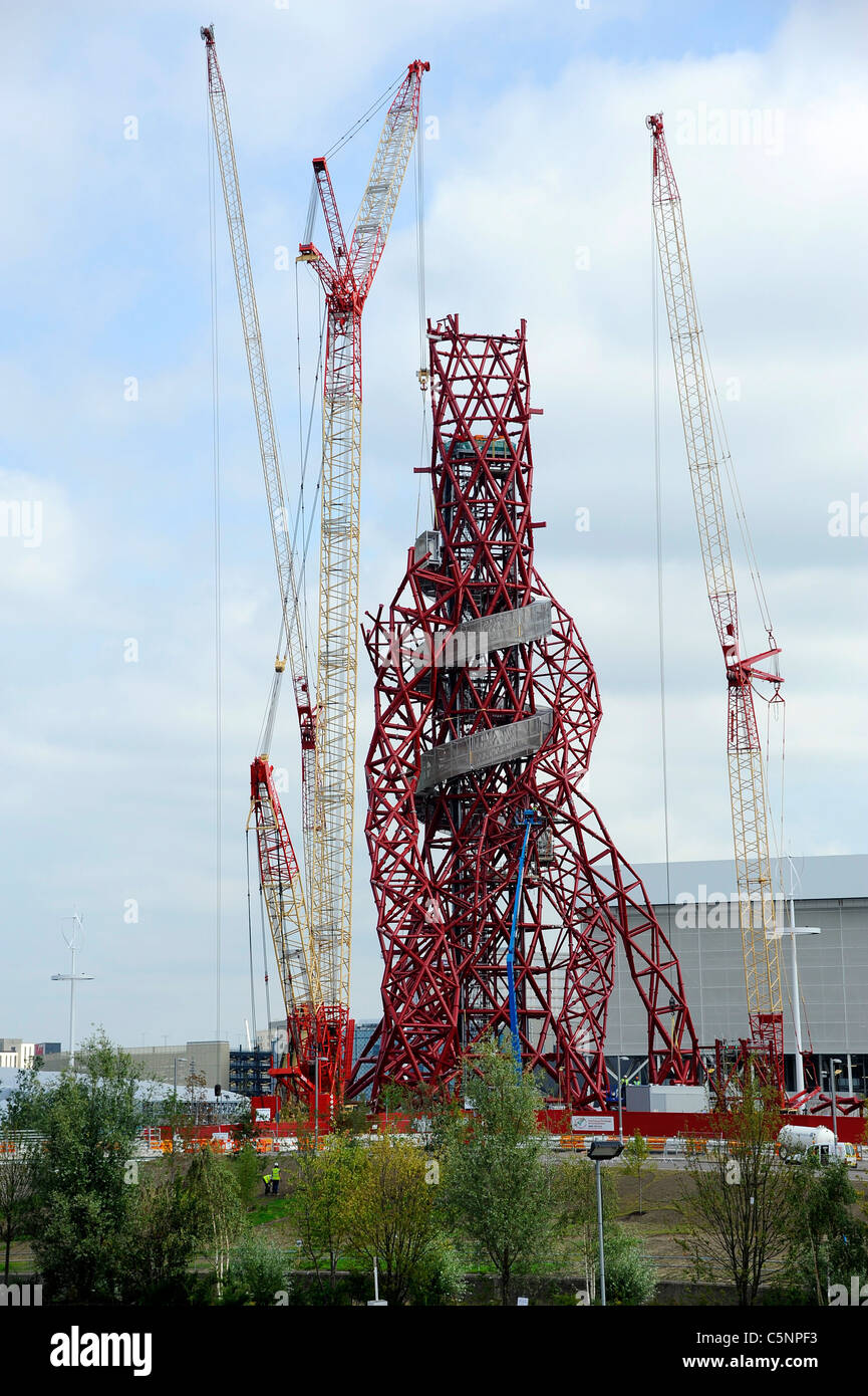 Anish Kapoor's sculpture The Arcel Mittal Orbi under construction at ...