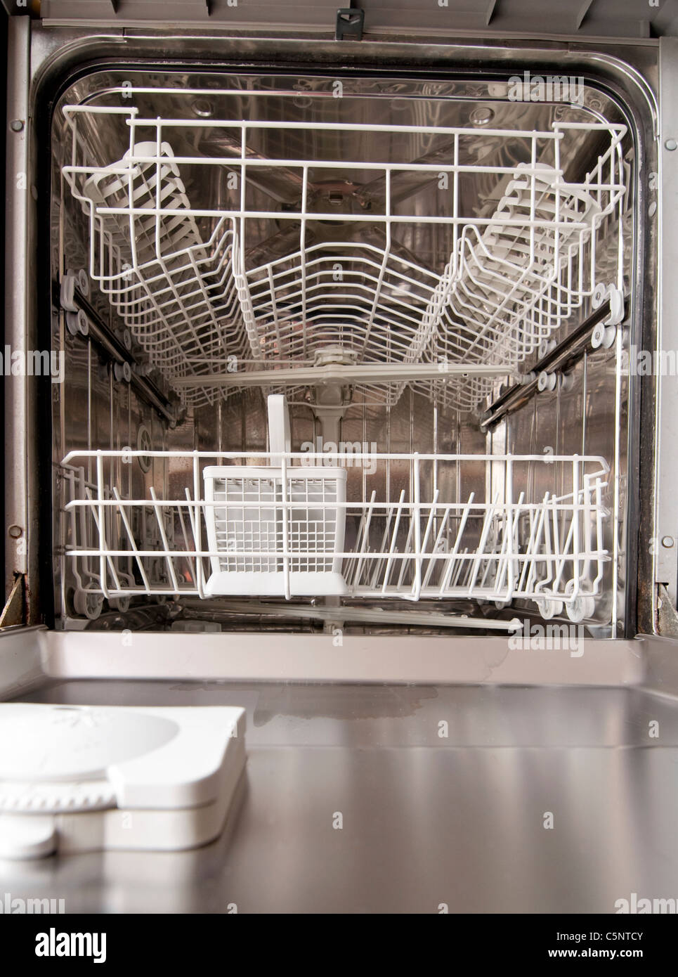 Dishwasher appliance hi-res stock photography and images - Alamy
