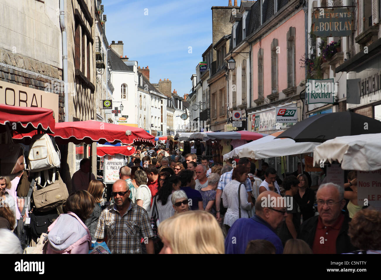 Crowds street market hi-res stock photography and images - Alamy