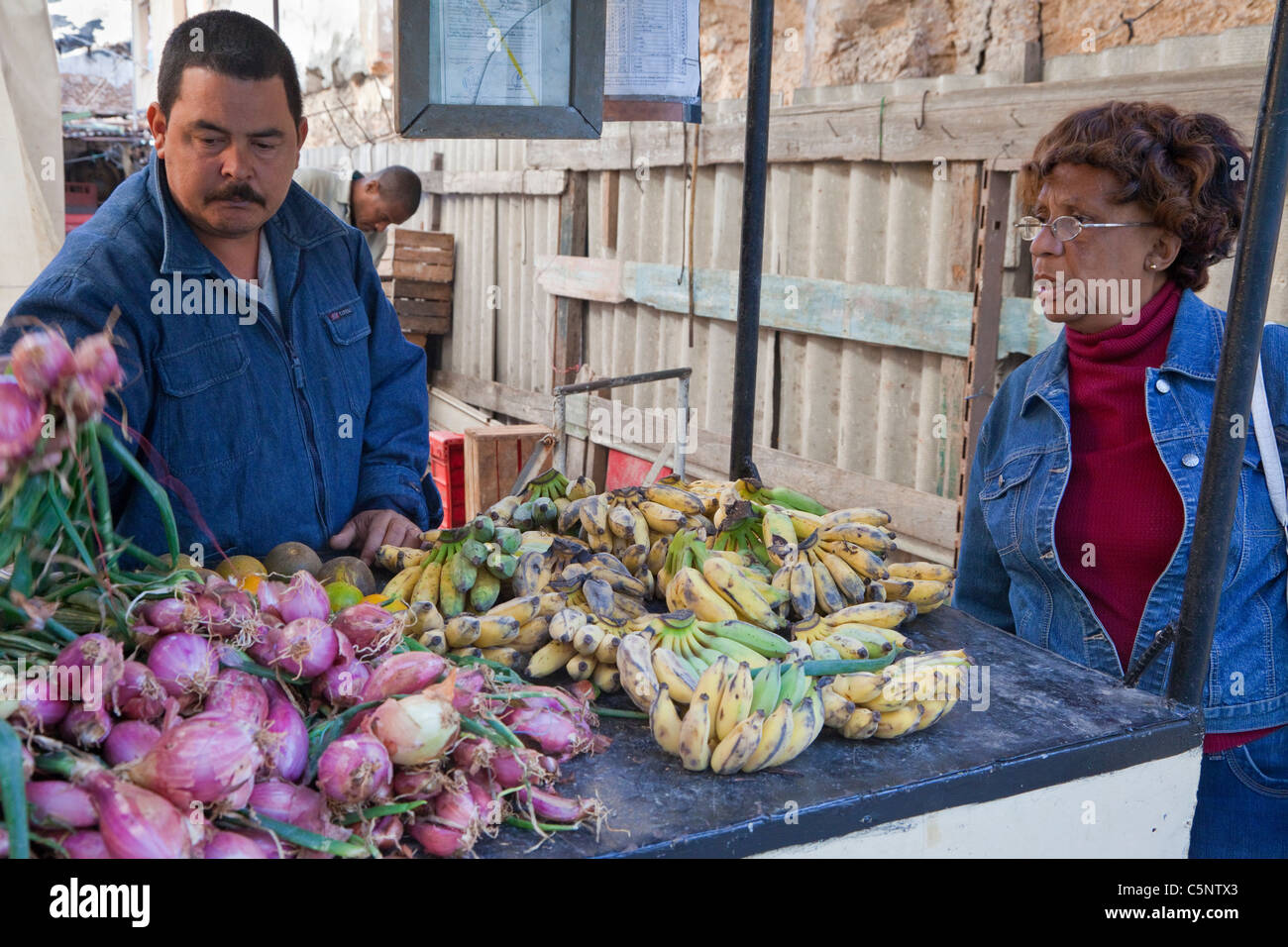 Cuban fruit and vegetable market hi-res stock photography and images ...